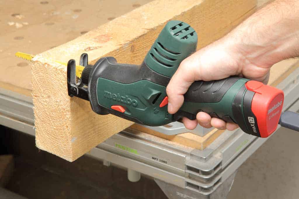 Test akumulatorowej piły szablastej Metabo PowerMaxx ASE ...