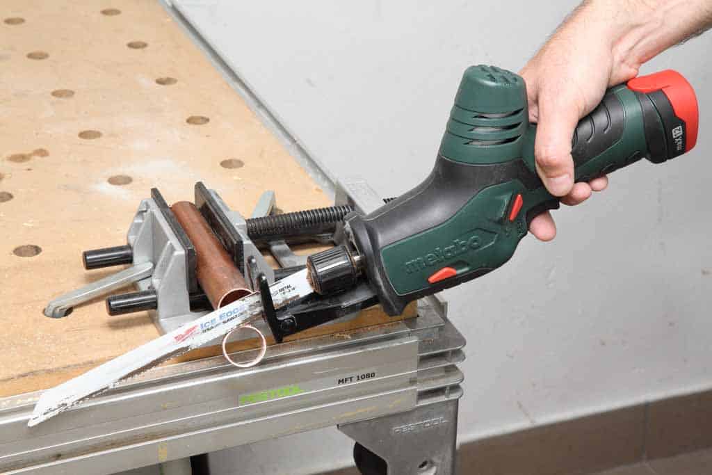 Test akumulatorowej piły szablastej Metabo PowerMaxx ASE ...